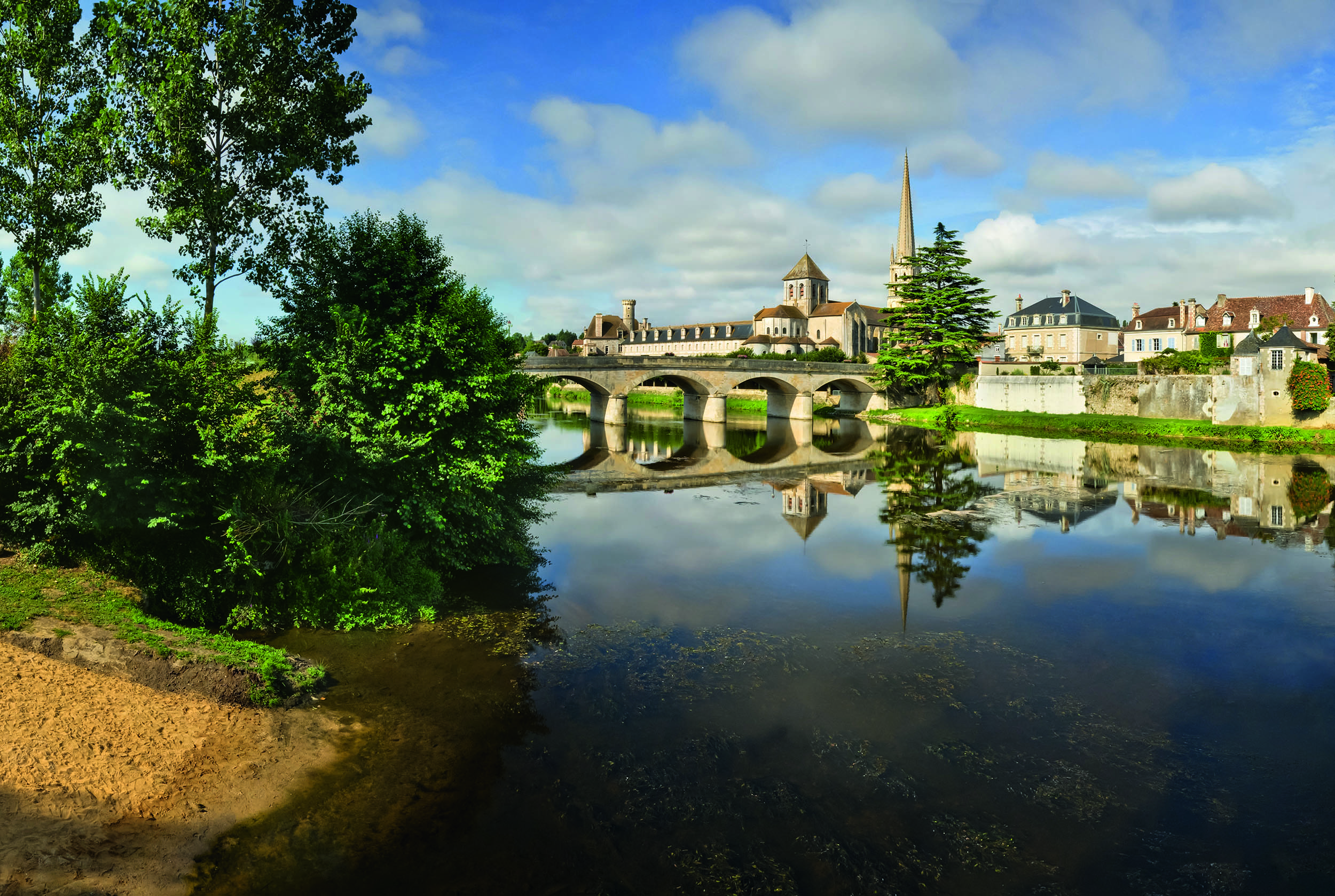 L’abbaye de Saint-Savin redynamise le territoire | Territoires en ...